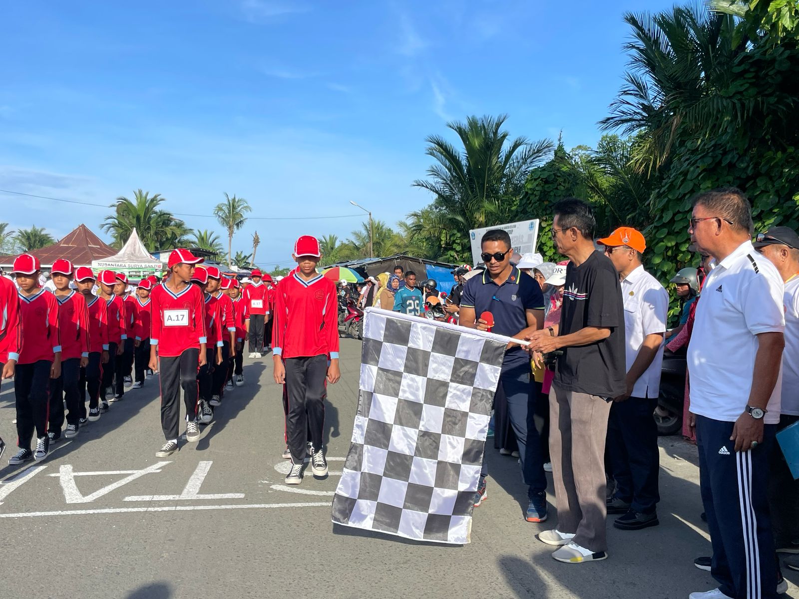 Peringati Hardiknas 2025, Wakil Bupati Lepas Peserta Gerak Jalan ...